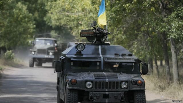 Американський броньовик Humvee витримав танковий постріл і врятував ...